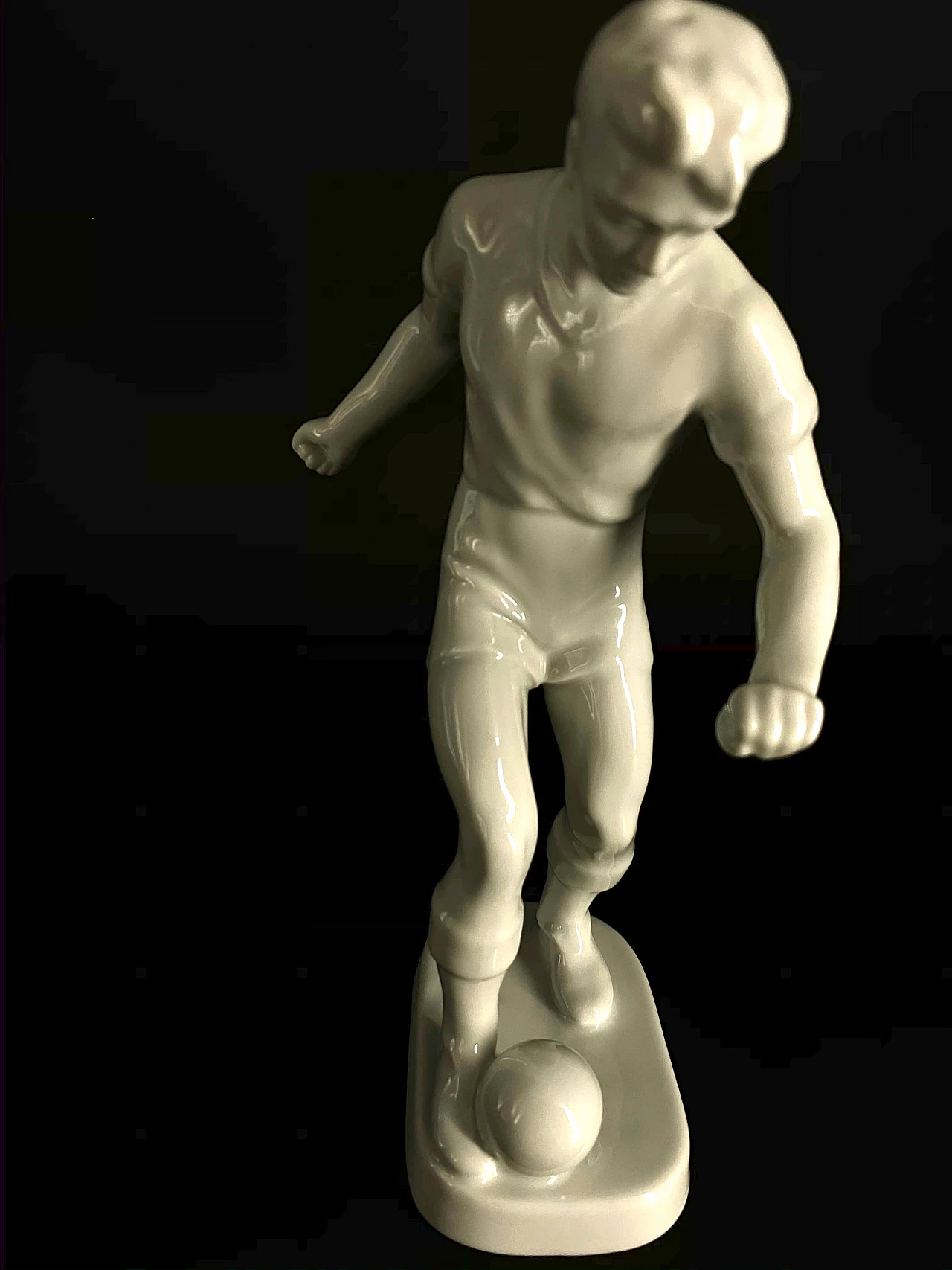 Antique Football player porcelain figure by Hollóháza, 40s | intOndo
