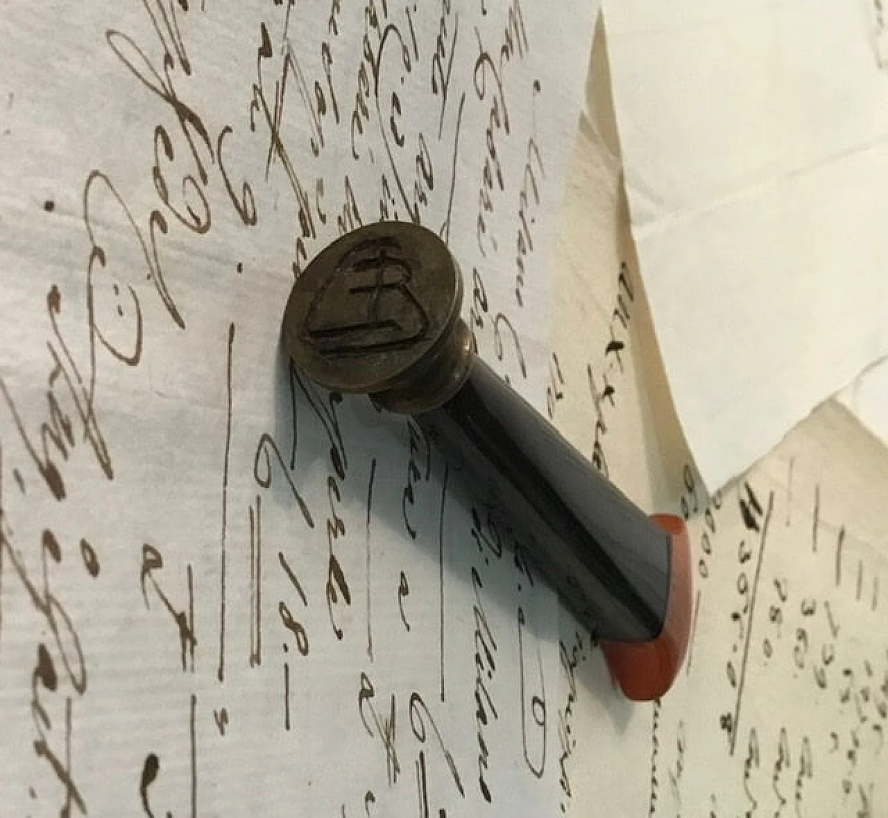 Bakelite seal, letters D B | intOndo