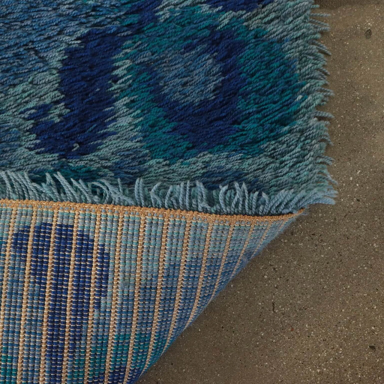 Shaggy rug with floral pattern, in shades of blue, 60s | intOndo