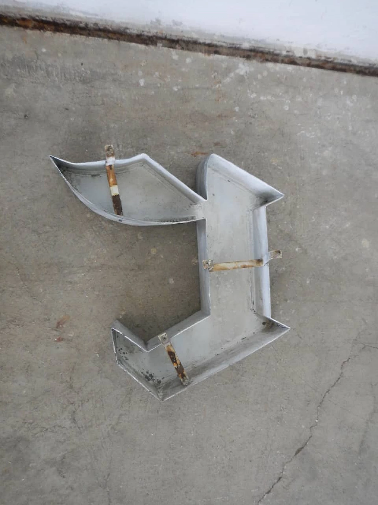 Wall decor letter R made in tin, 70s | intOndo