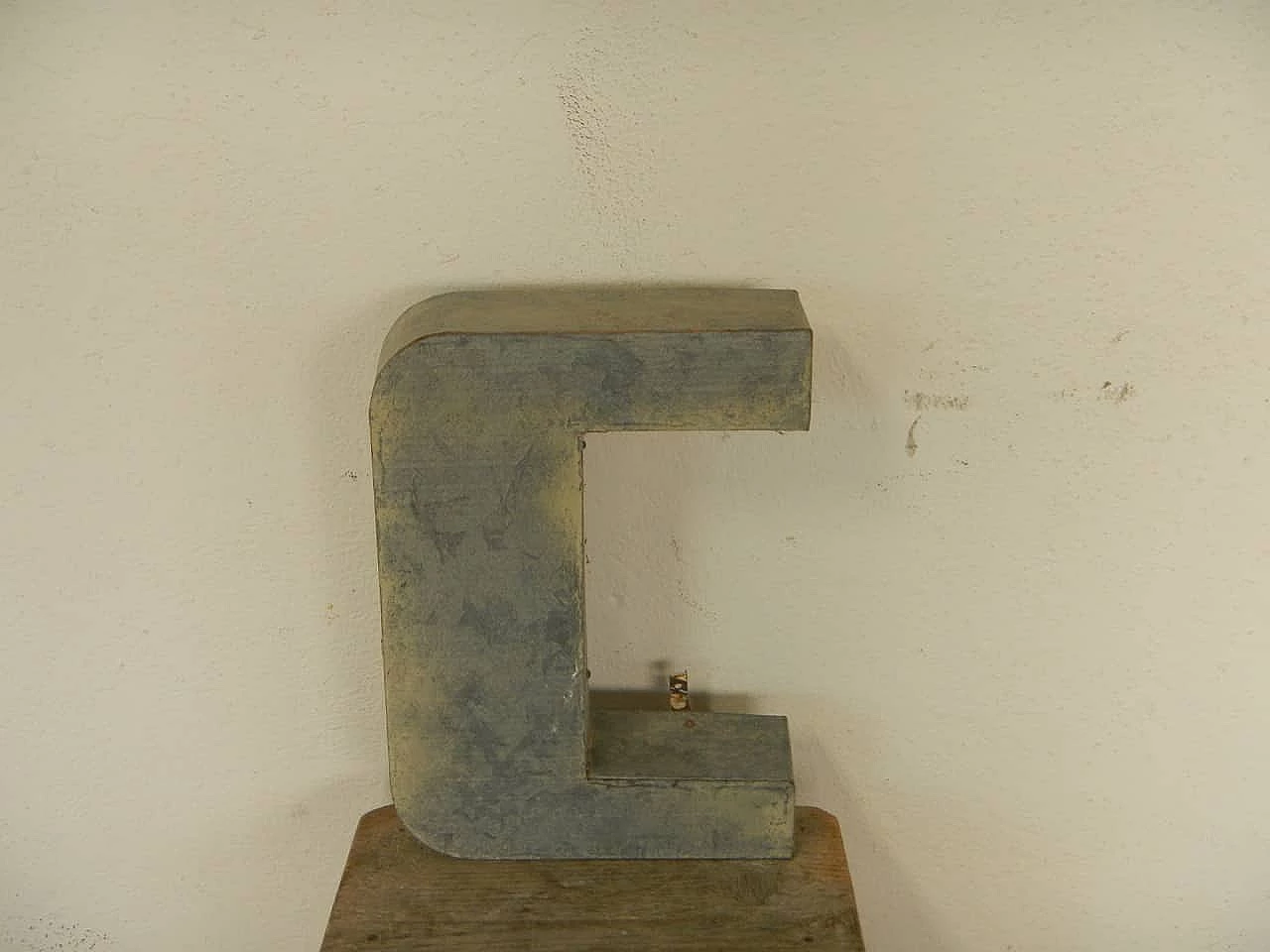 Wall decor capital letter C made in tin, 70s | intOndo