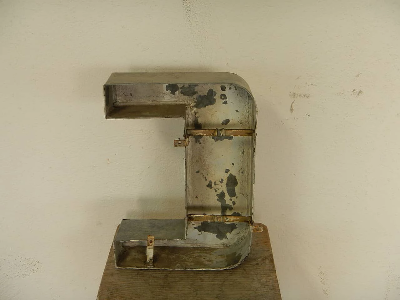 Wall decor capital letter C made in tin, 70s | intOndo