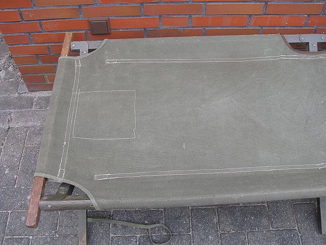 Folding bed by the United States Military Army, 1950s | intOndo