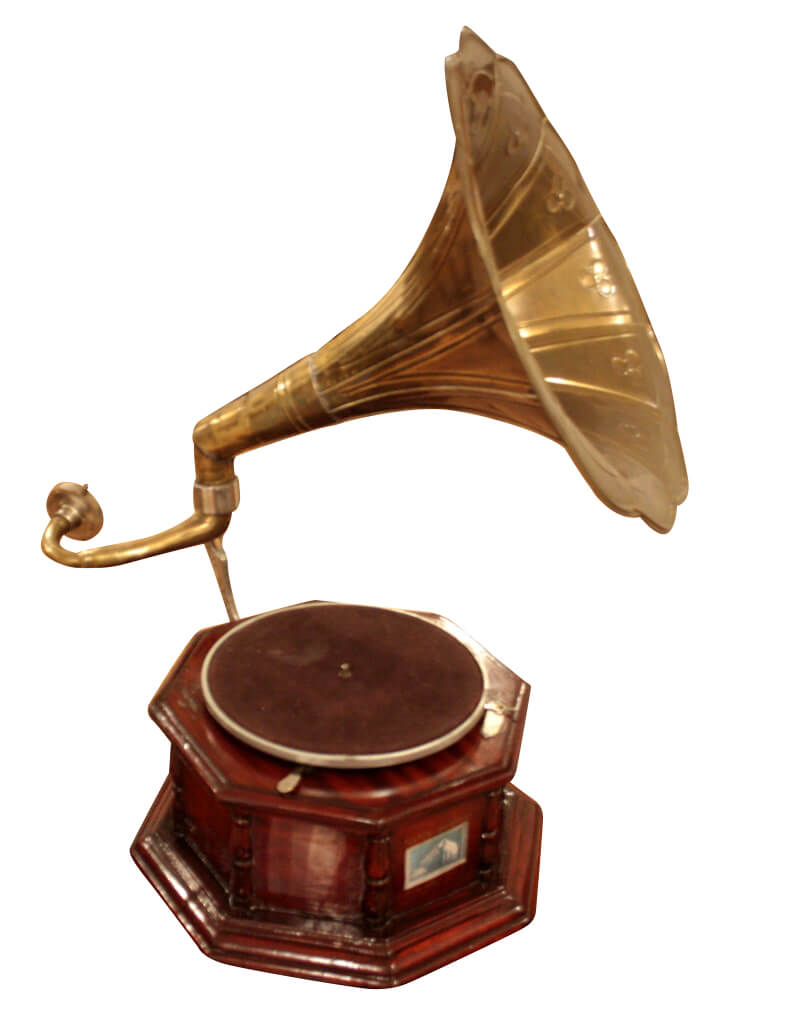 Gramophone with trumpet His Master's voice, early 20th century | intOndo
