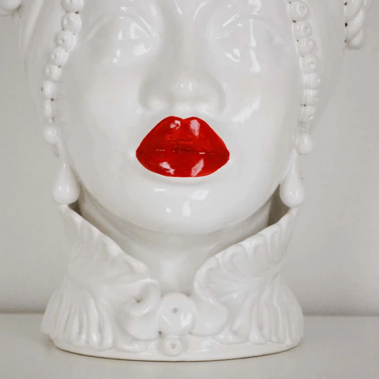 red lips vase