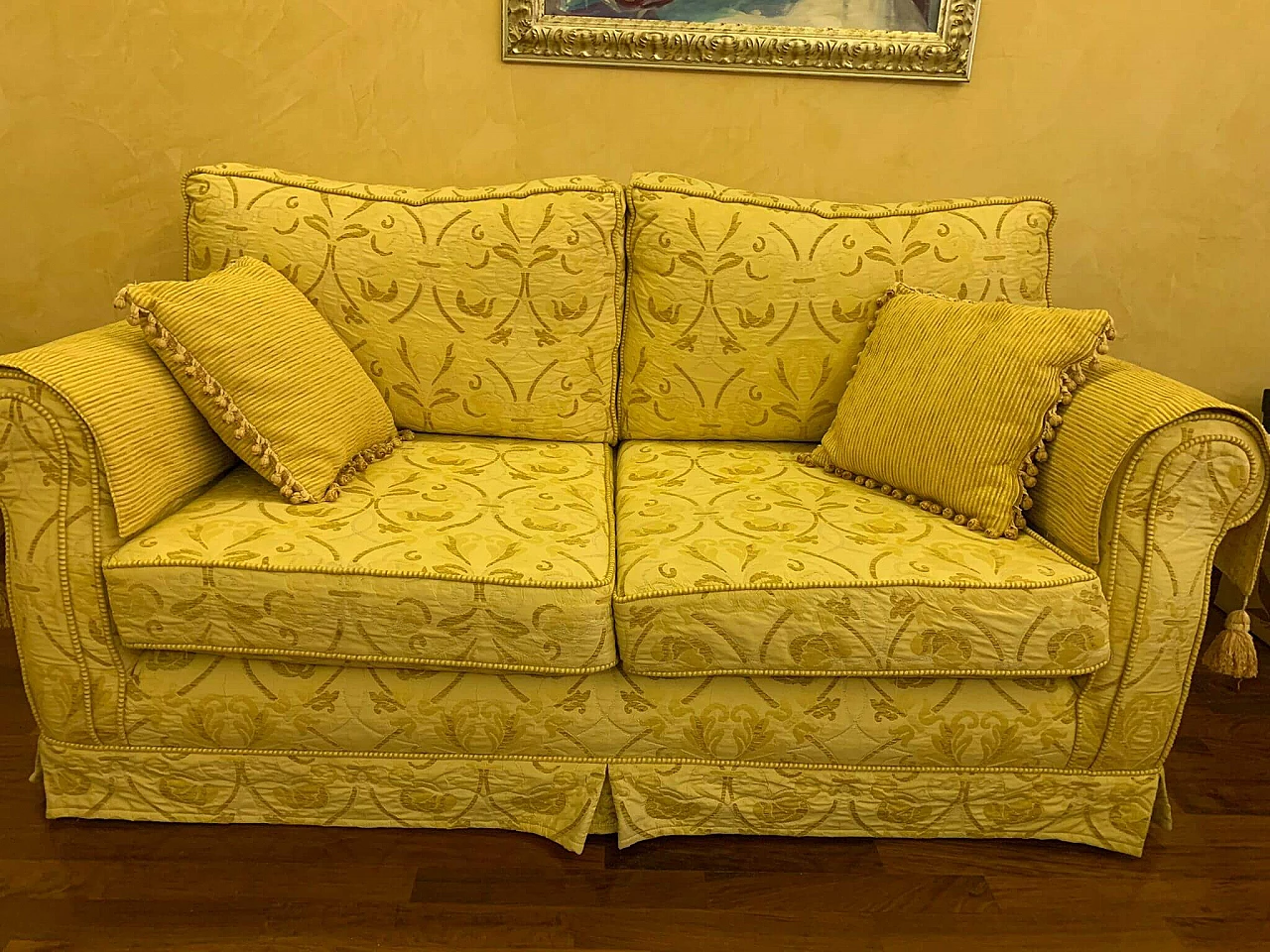 Pair of sofas in ochre damask fabric | intOndo