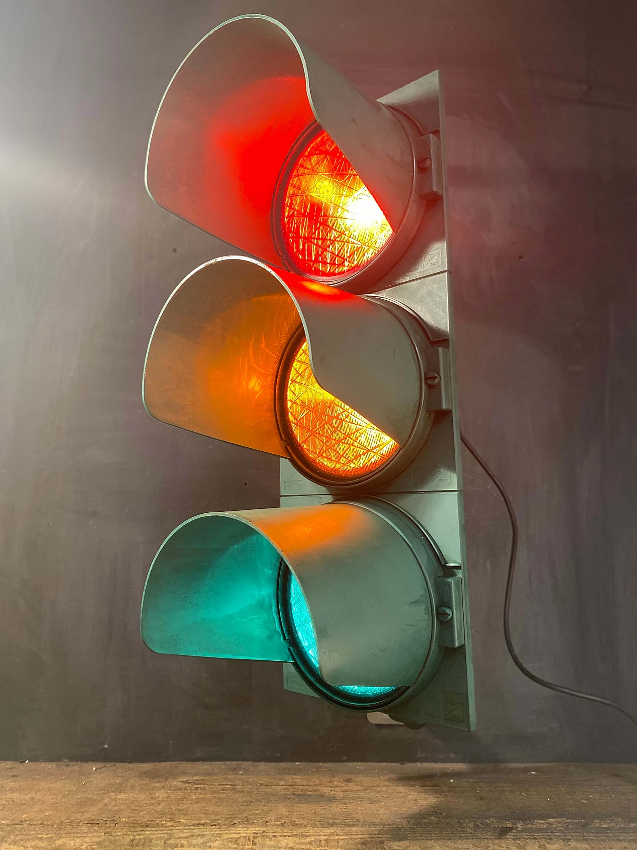 Traffic light usable as a wall lamp, 1990s | intOndo