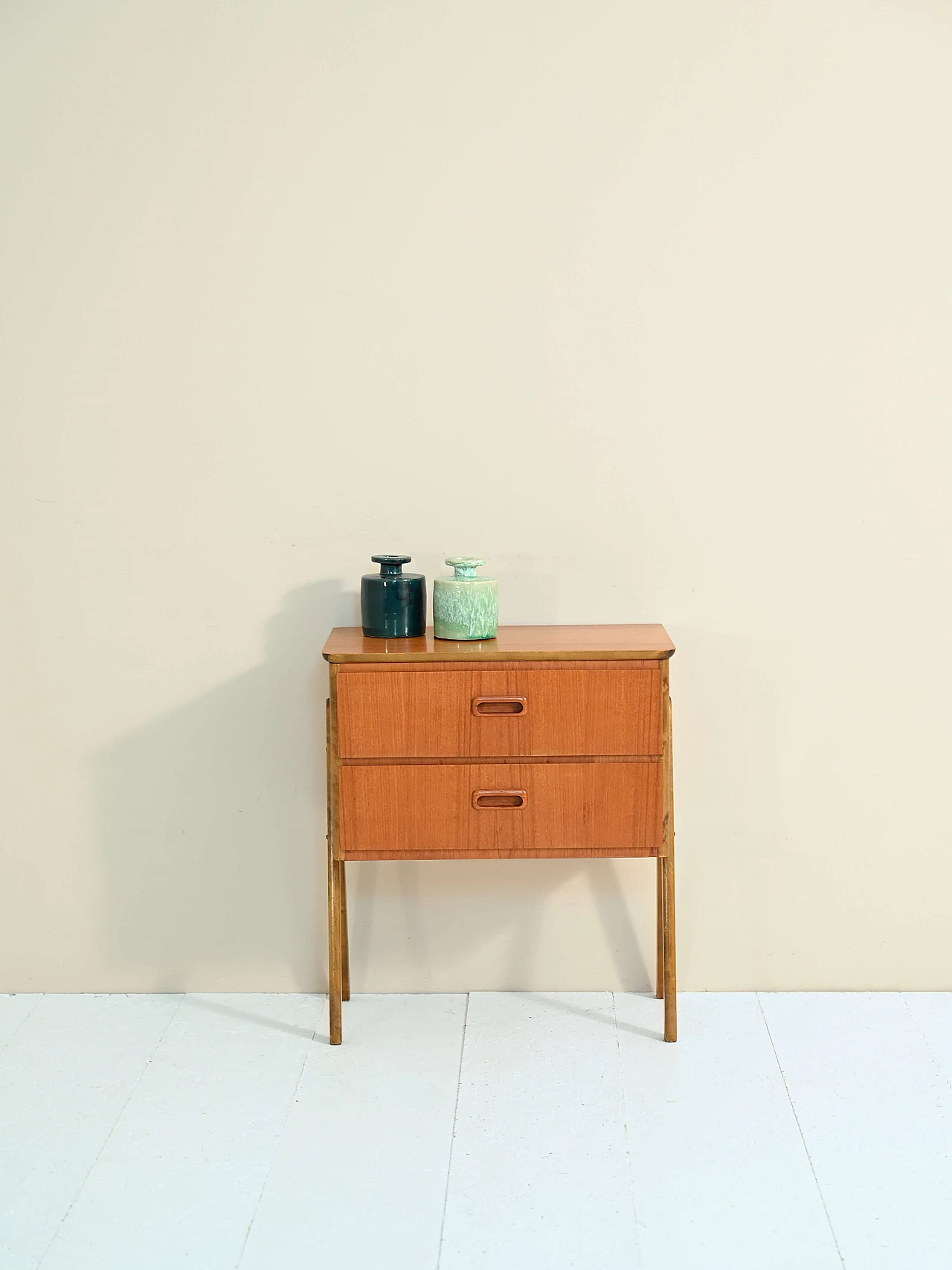 Teak bedside table with top with rounded edges, 1960s | intOndo