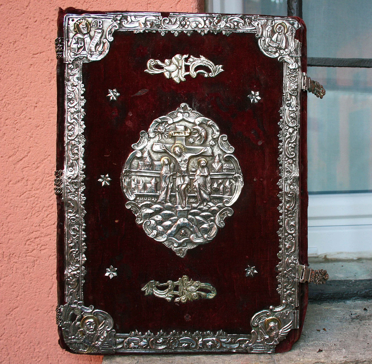 Velvet and silver missal cover, early 18th century | intOndo