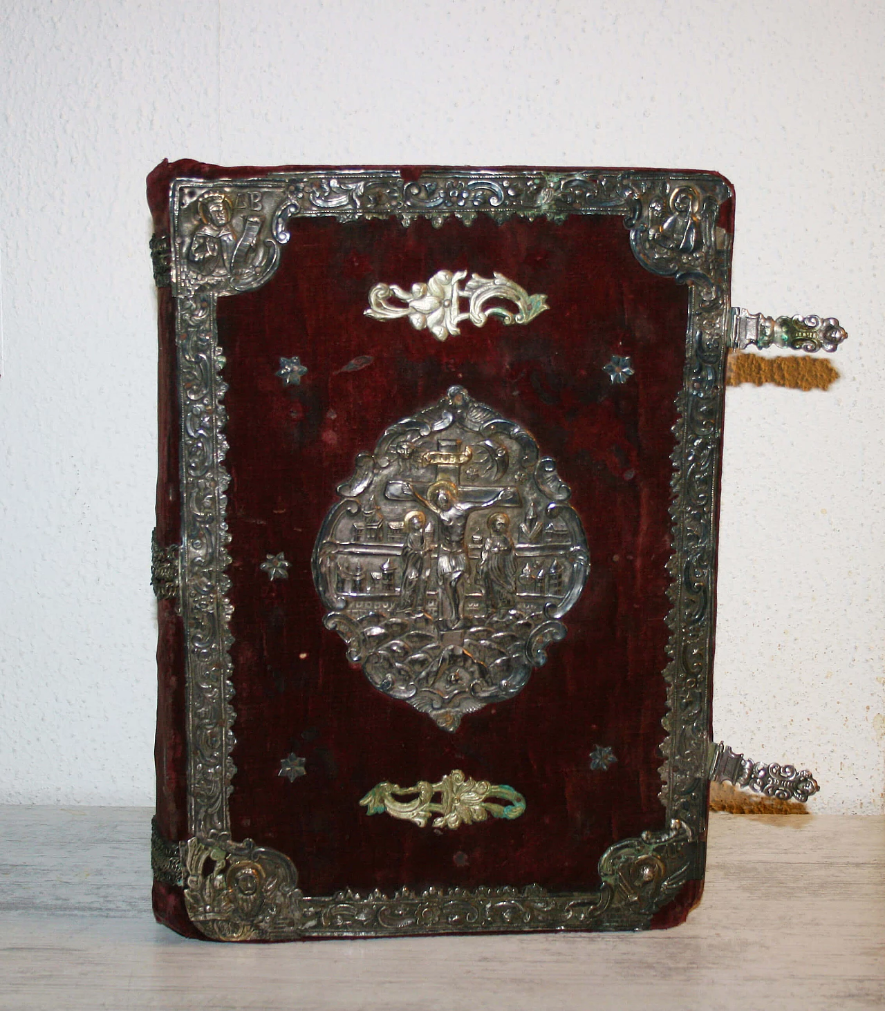 Velvet and silver missal cover, early 18th century | intOndo