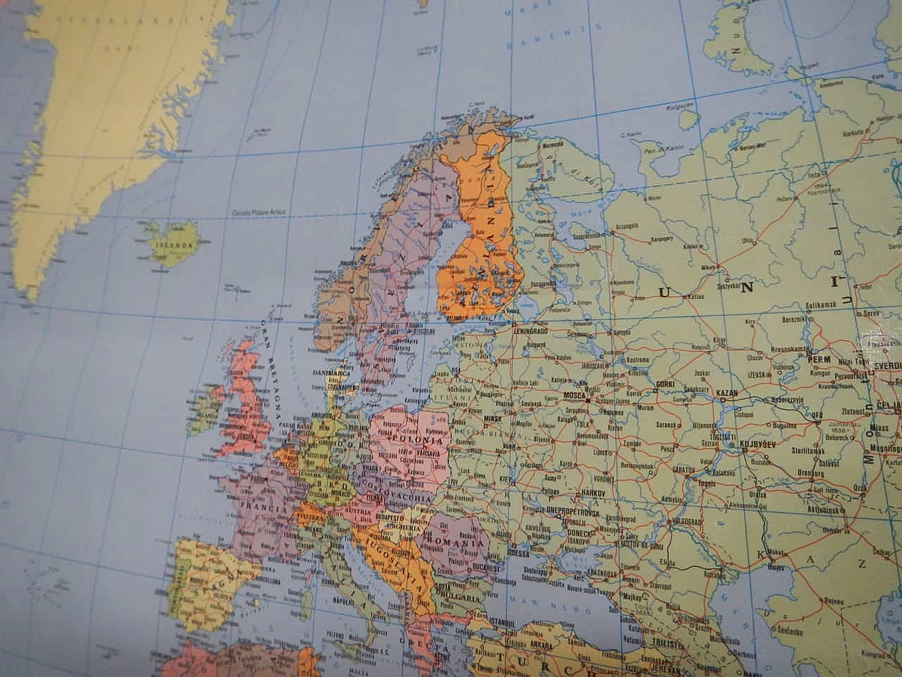 World map by Freytag & Berndt, 1980s | intOndo