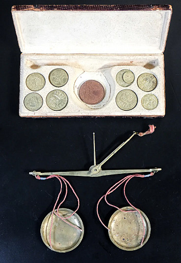 Scale with coin weights, late 18th century | intOndo
