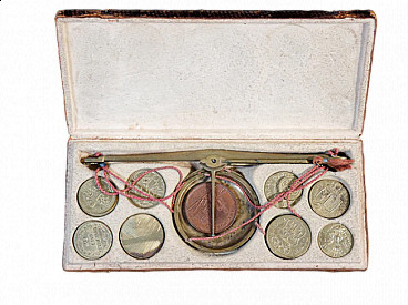 Scale with coin weights, late 18th century | intOndo