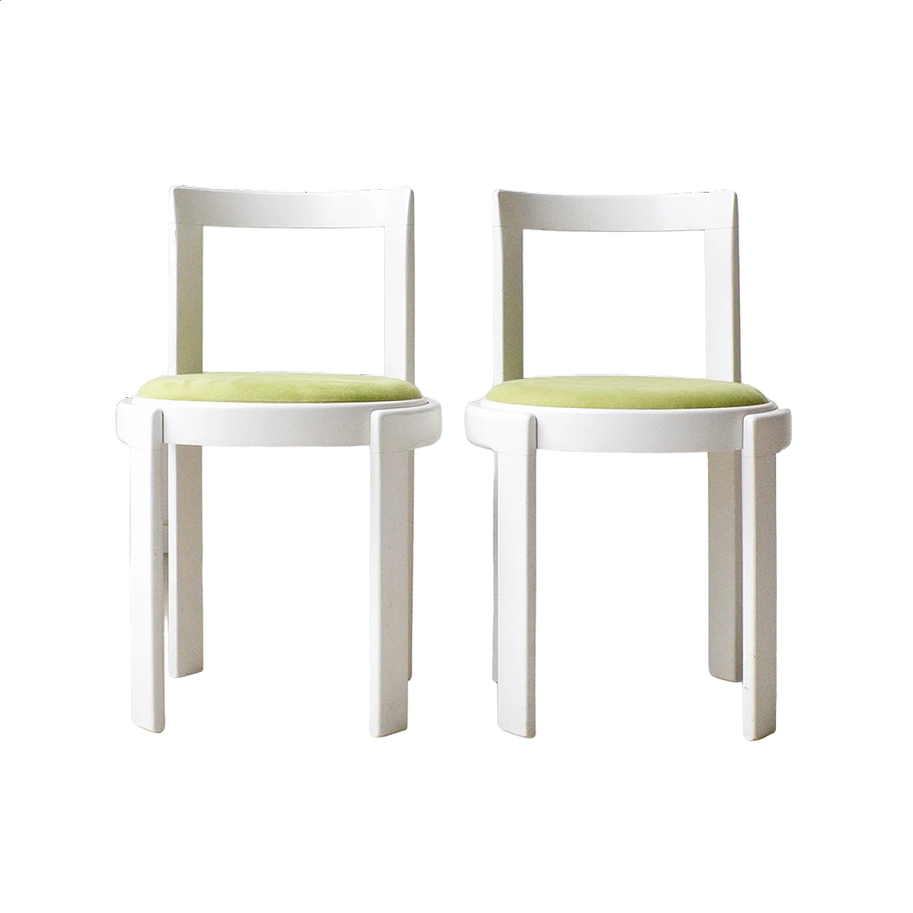 Pair of white lacquered solid wood circular chairs, 1970s | intOndo