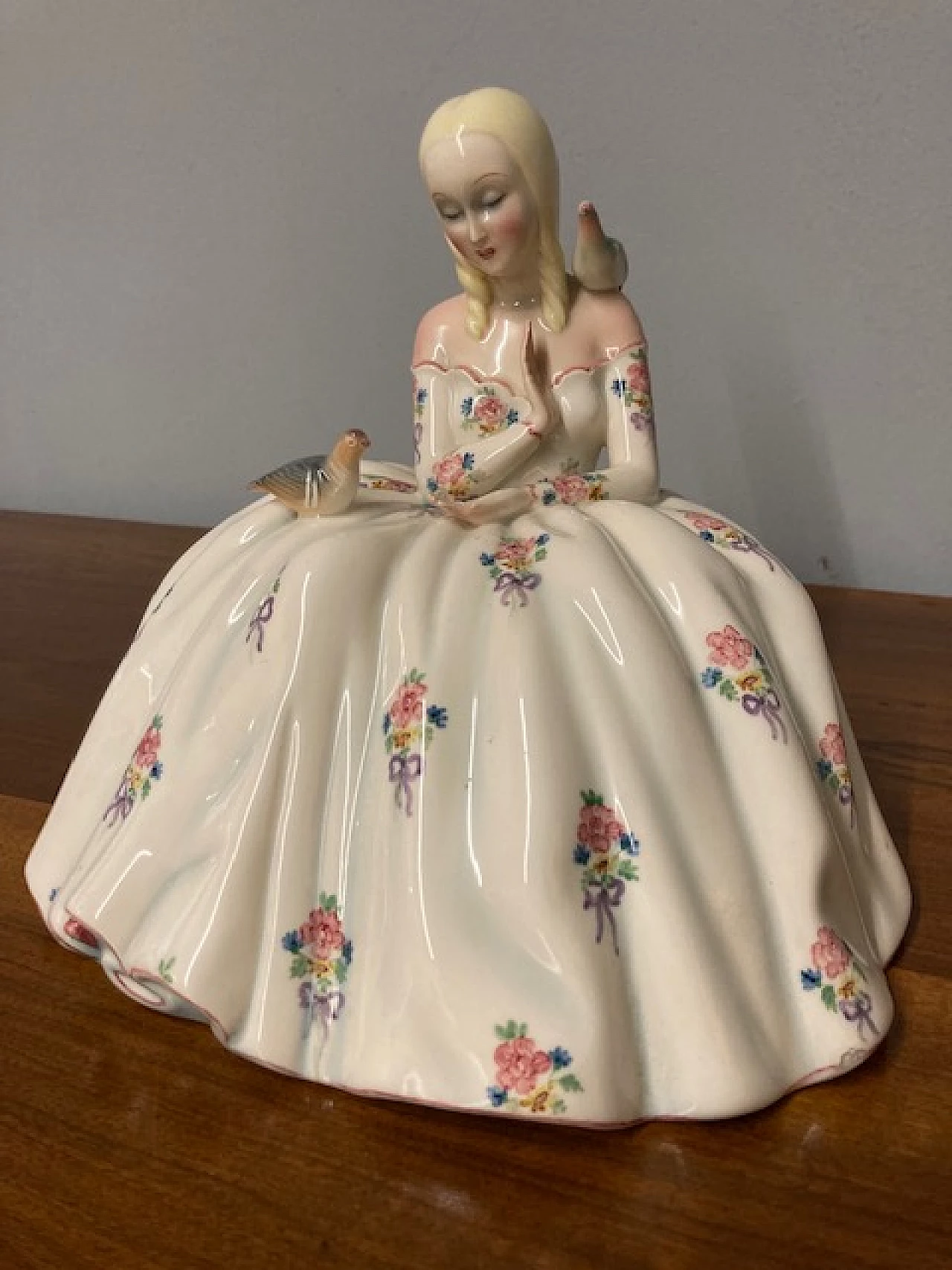 Art Deco statuette of lady with doves by Giovanni Ronzan, 1940s | intOndo