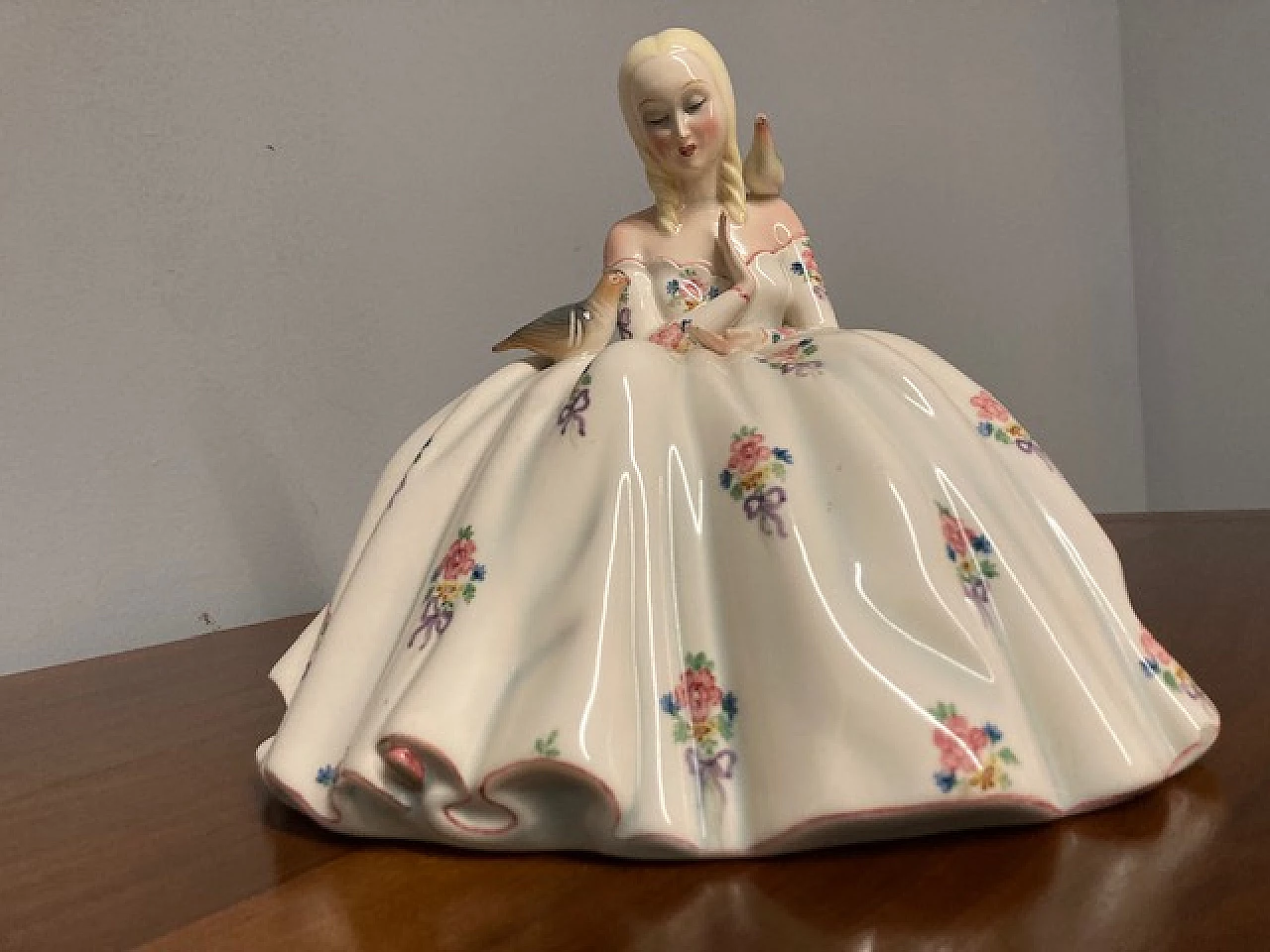 Art Deco statuette of lady with doves by Giovanni Ronzan, 1940s | intOndo