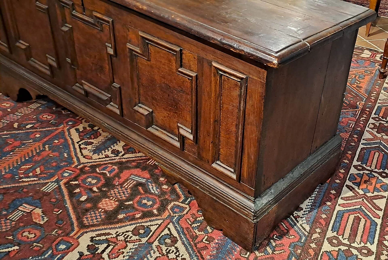 Emilian solid walnut chest, 17th century | intOndo
