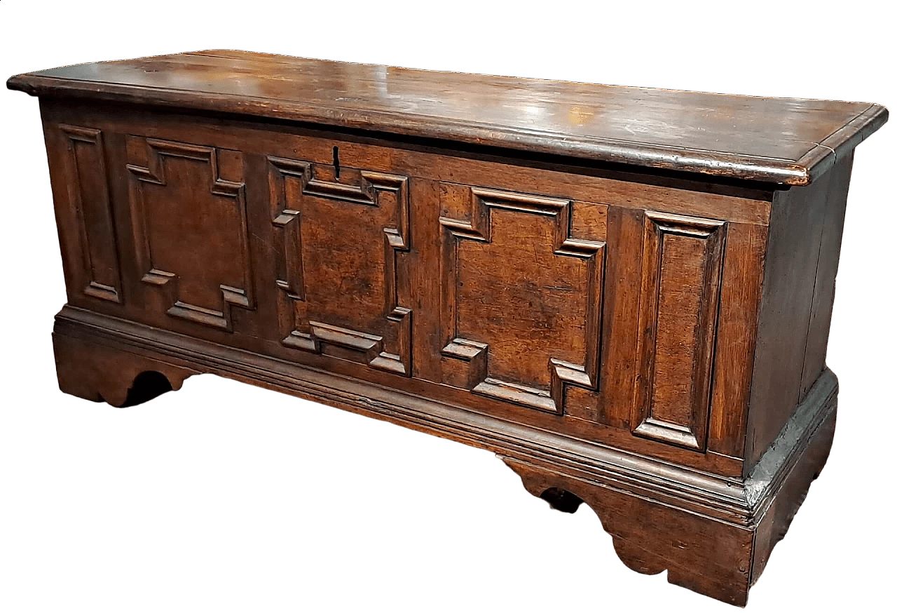 Emilian solid walnut chest, 17th century | intOndo