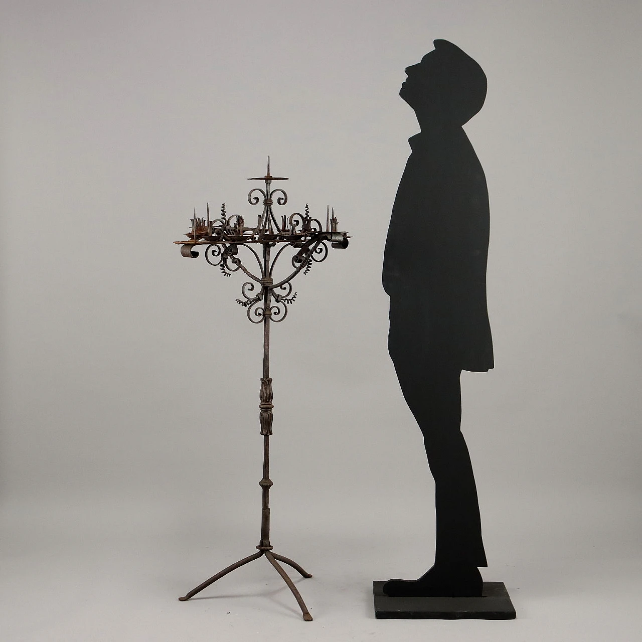 Torciere in ferro battuto lavorato con motivo a ricciolo, '800 | intOndo