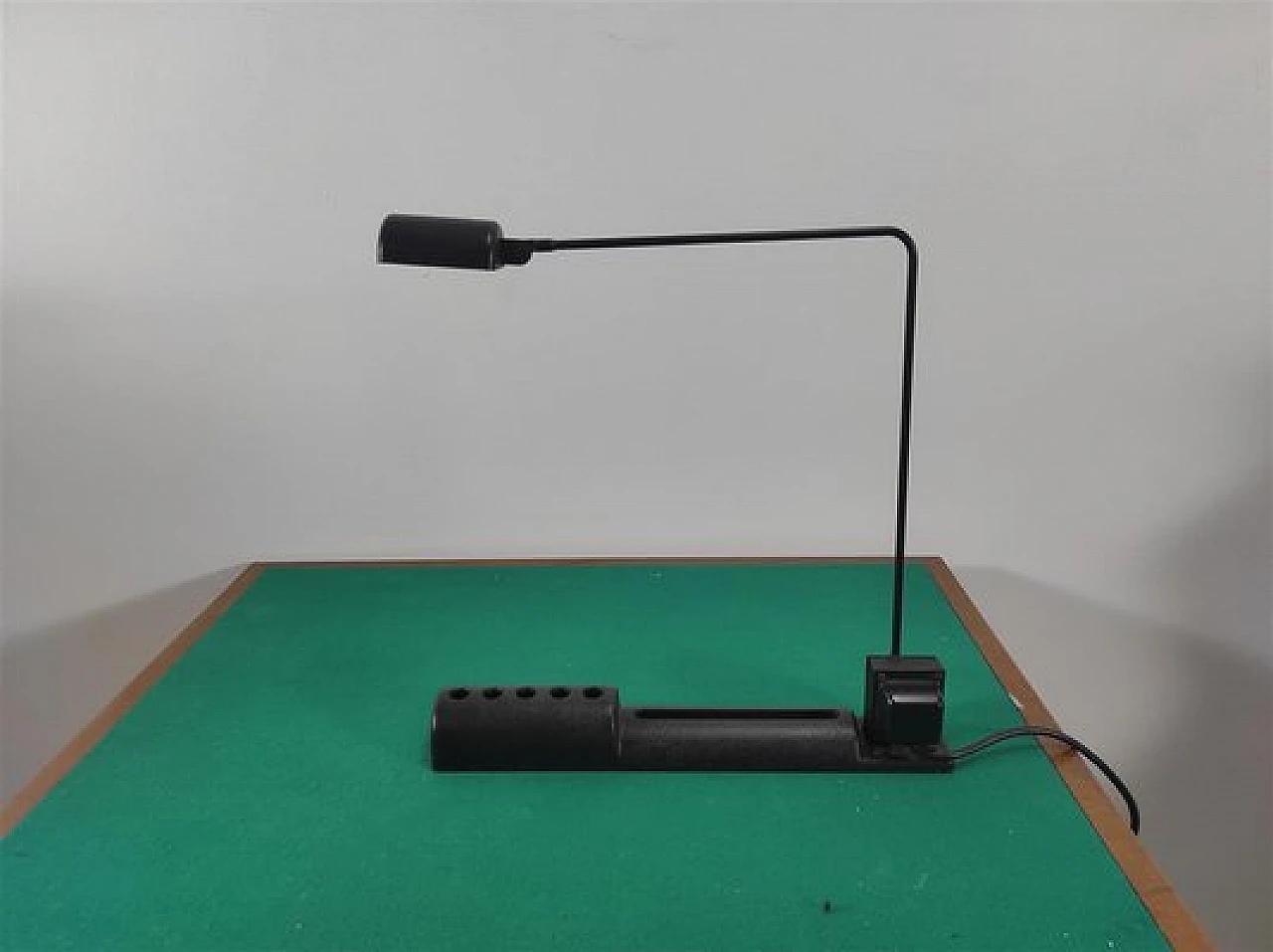 Office table lamp in black metal attributed to T. Cimini, 1980s | intOndo