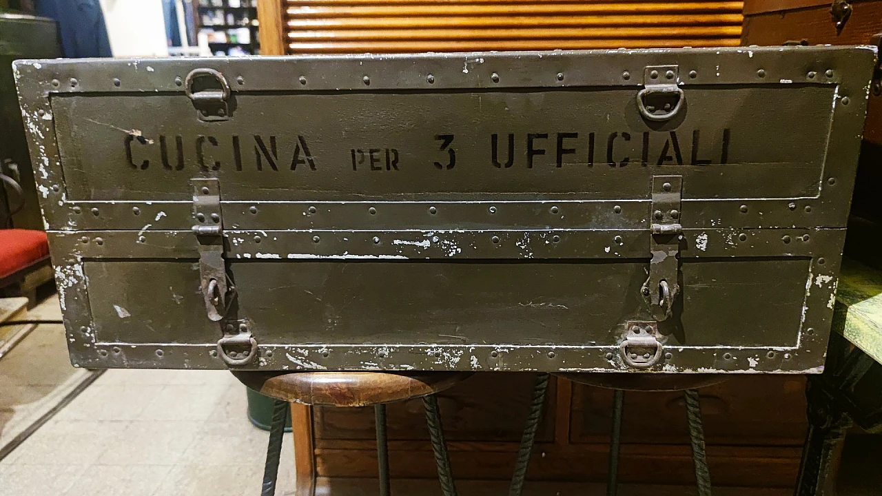 Military field trunk with kitchenware in aluminum, 1940s | intOndo