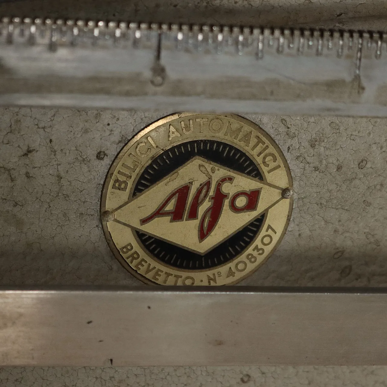 Alfa Bilici Varese scales in iron, metal and brass, 20th century | intOndo