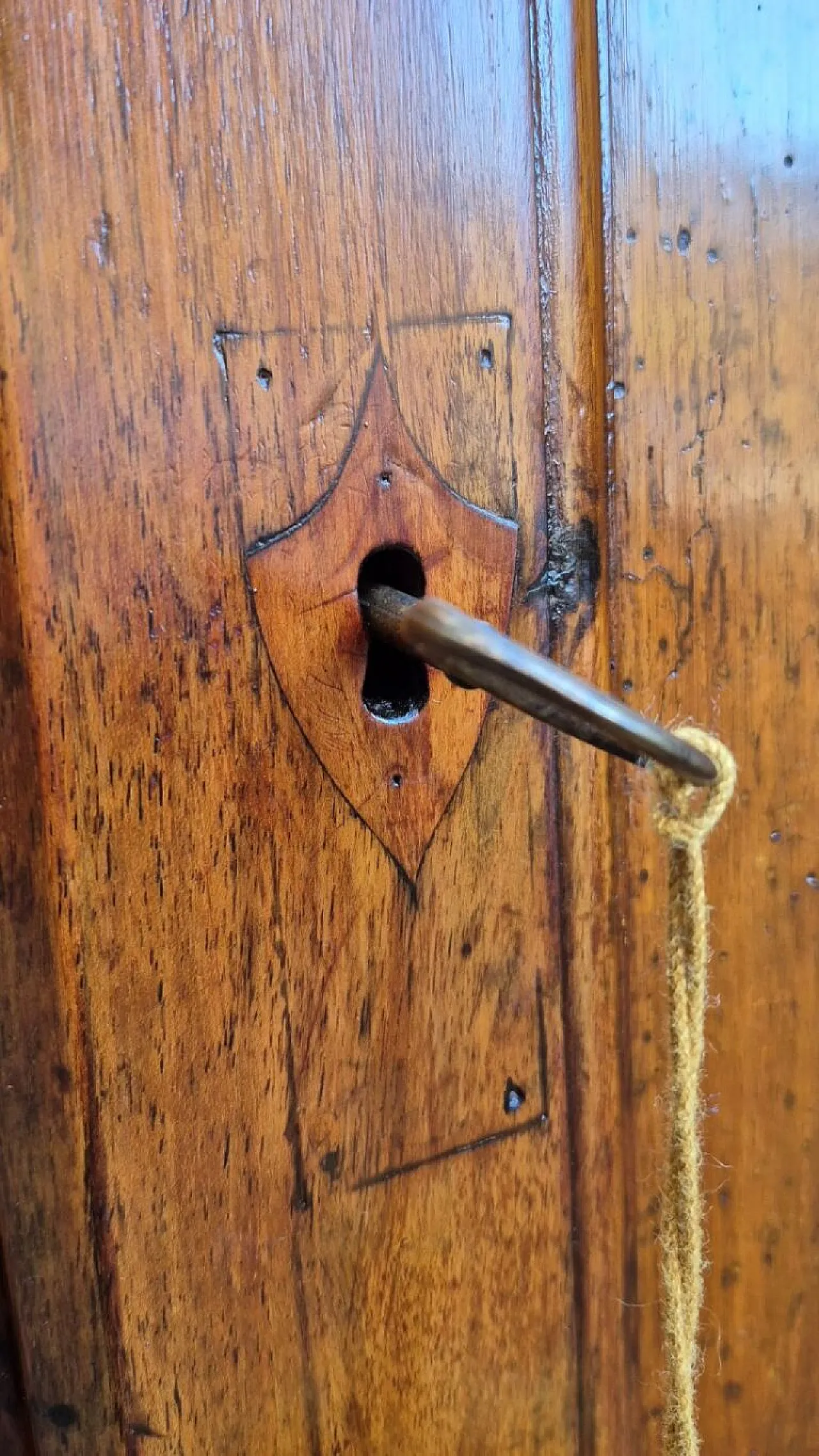 Cantonal walnut corner panel with fillets, mid-19th century | intOndo