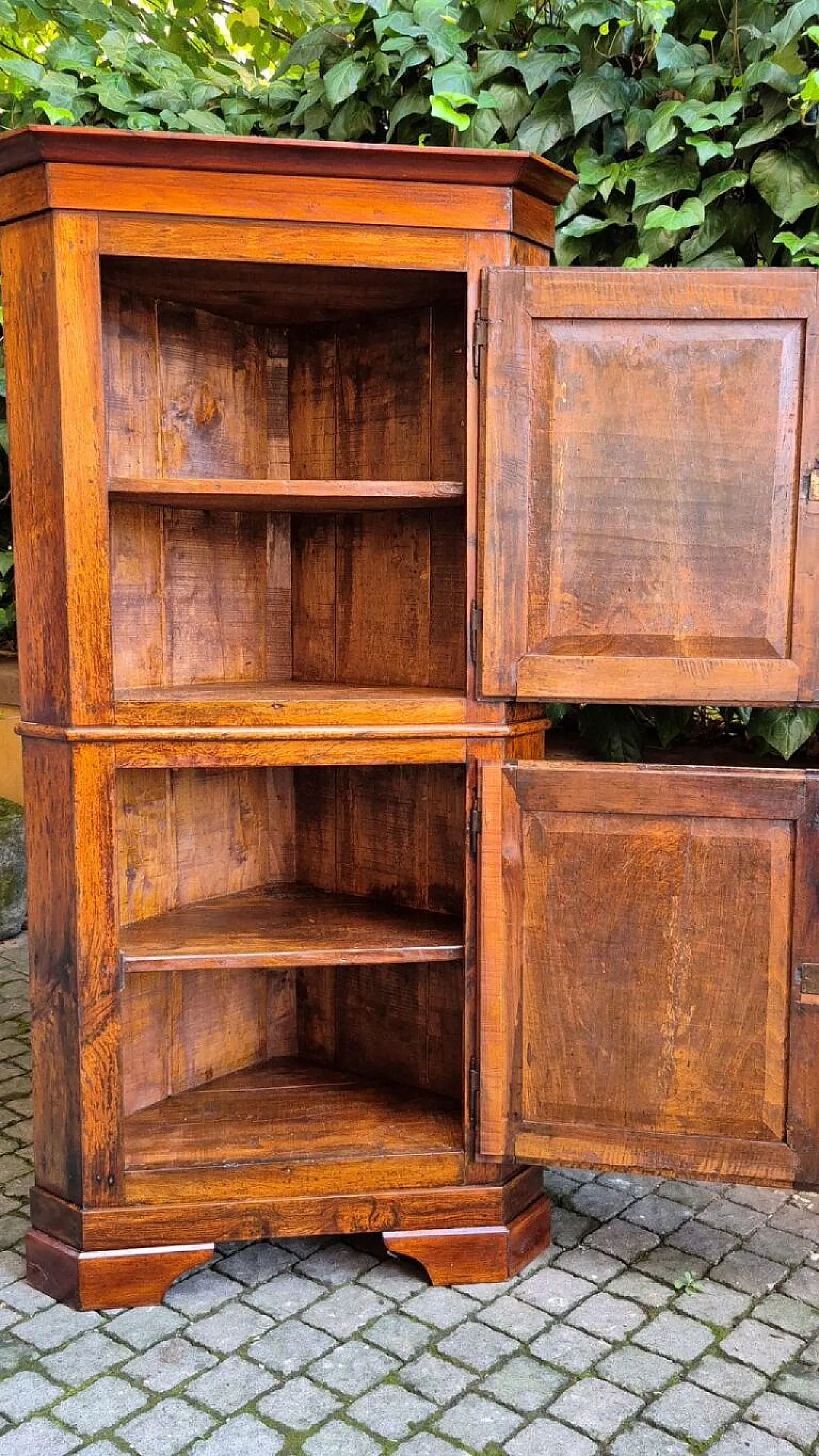 Cantonal walnut corner panel with fillets, mid-19th century | intOndo