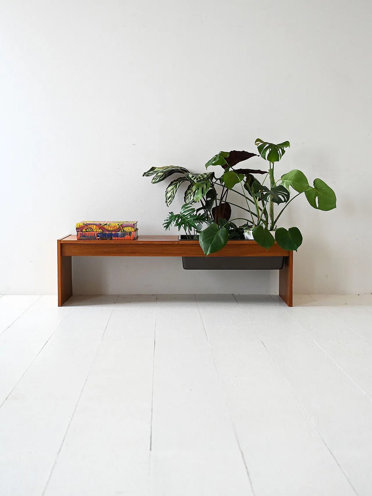 Scandinavian vintage 60s coffee table in teak with flower holder | intOndo