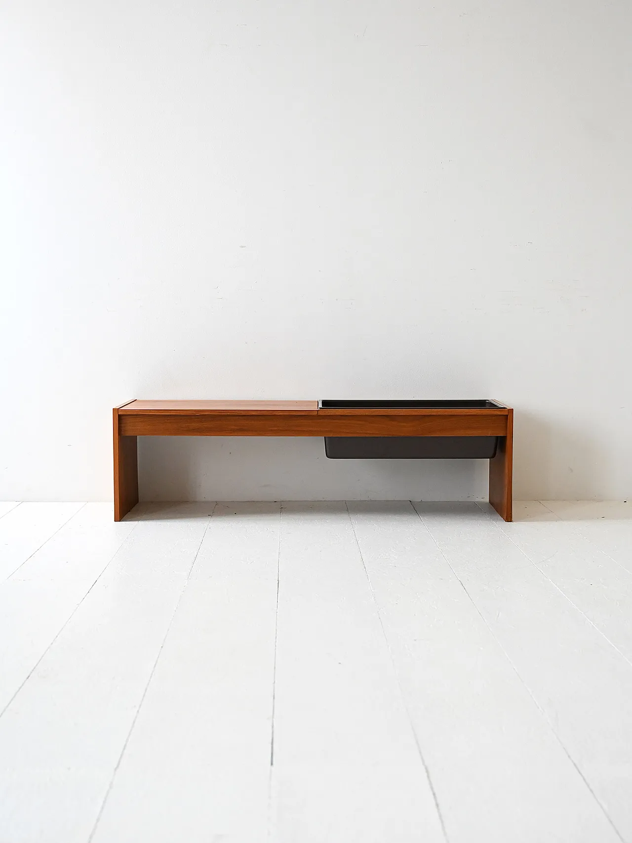 Scandinavian vintage 60s coffee table in teak with flower holder | intOndo