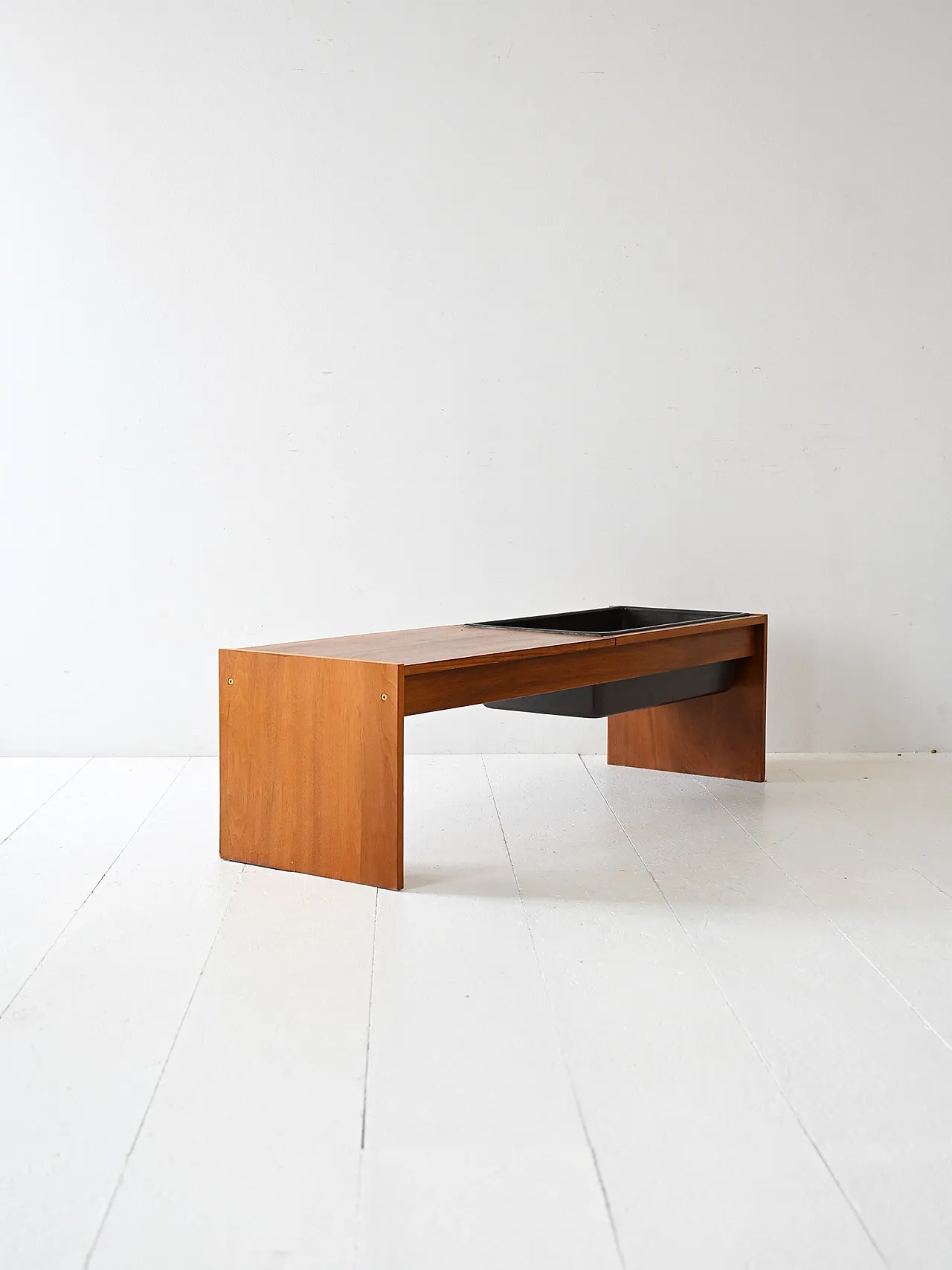 Scandinavian vintage 60s coffee table in teak with flower holder | intOndo