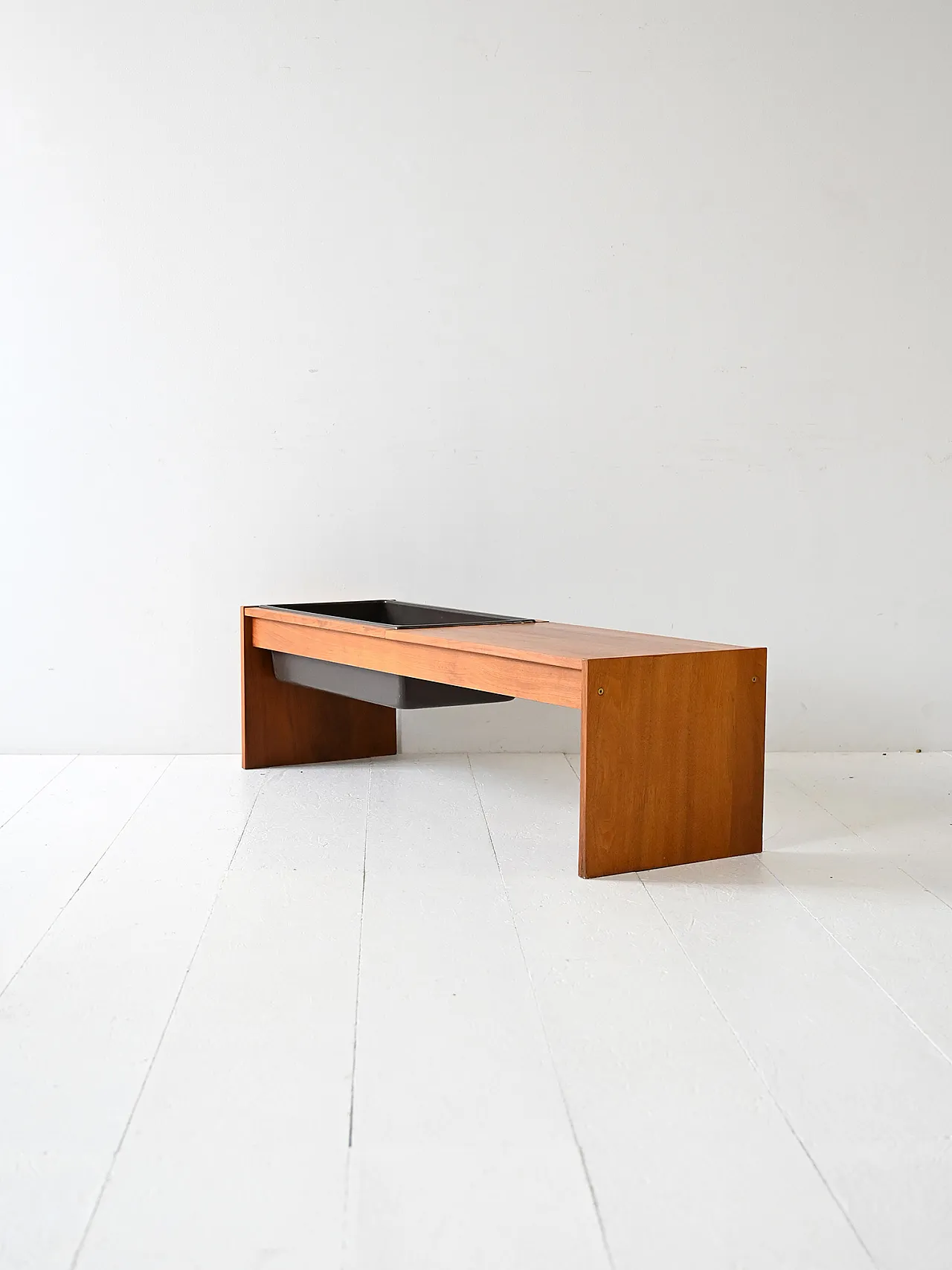 Scandinavian vintage 60s coffee table in teak with flower holder | intOndo