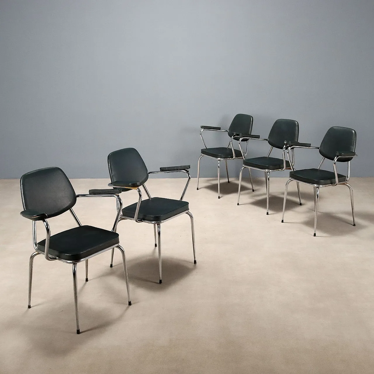 5 Chairs in chrome metal, expanded and vinyl, 20th century | intOndo