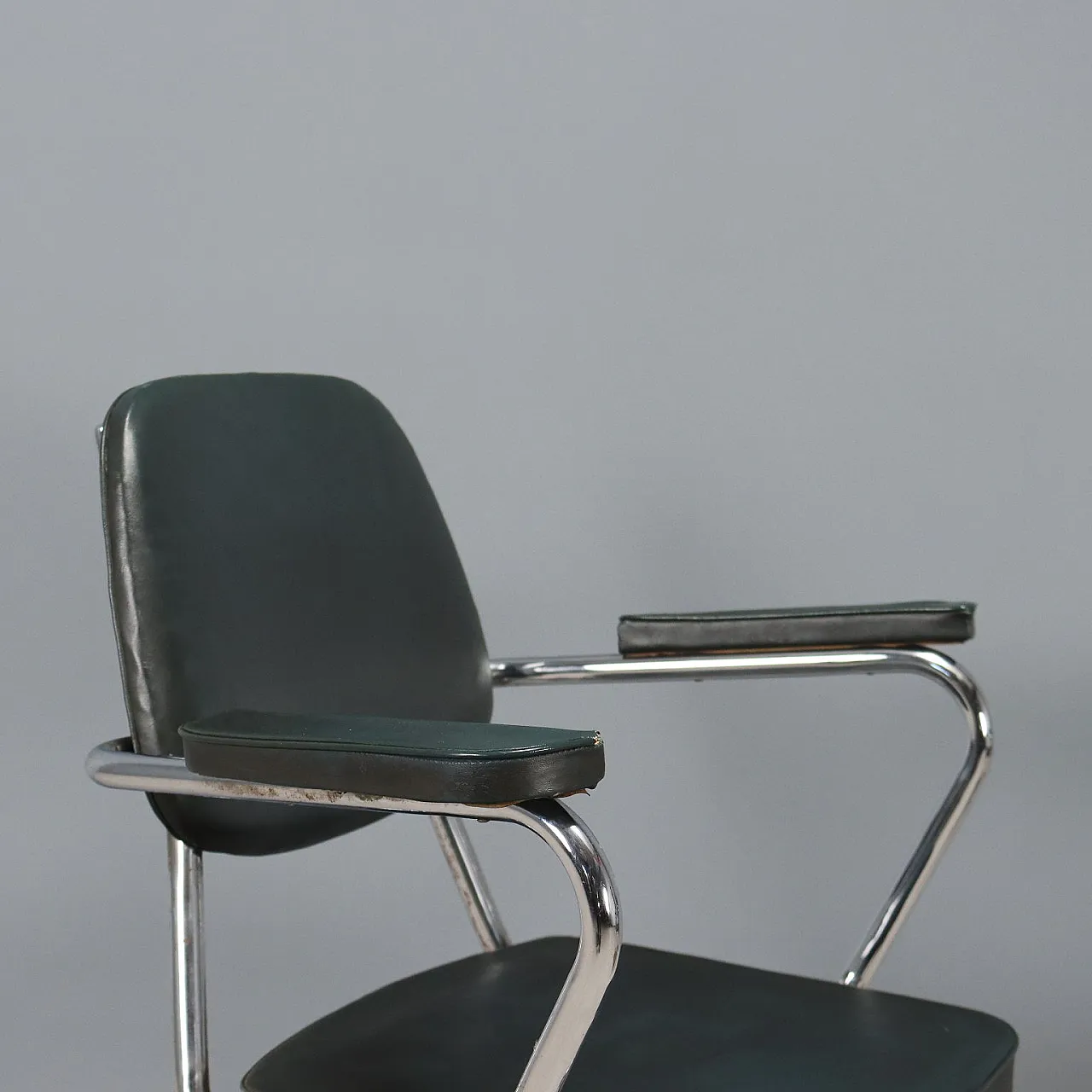 5 Chairs in chrome metal, expanded and vinyl, 20th century | intOndo
