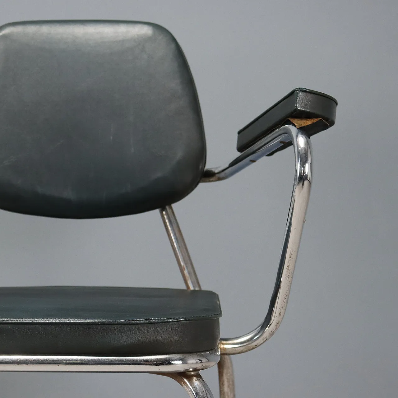 5 Chairs in chrome metal, expanded and vinyl, 20th century | intOndo