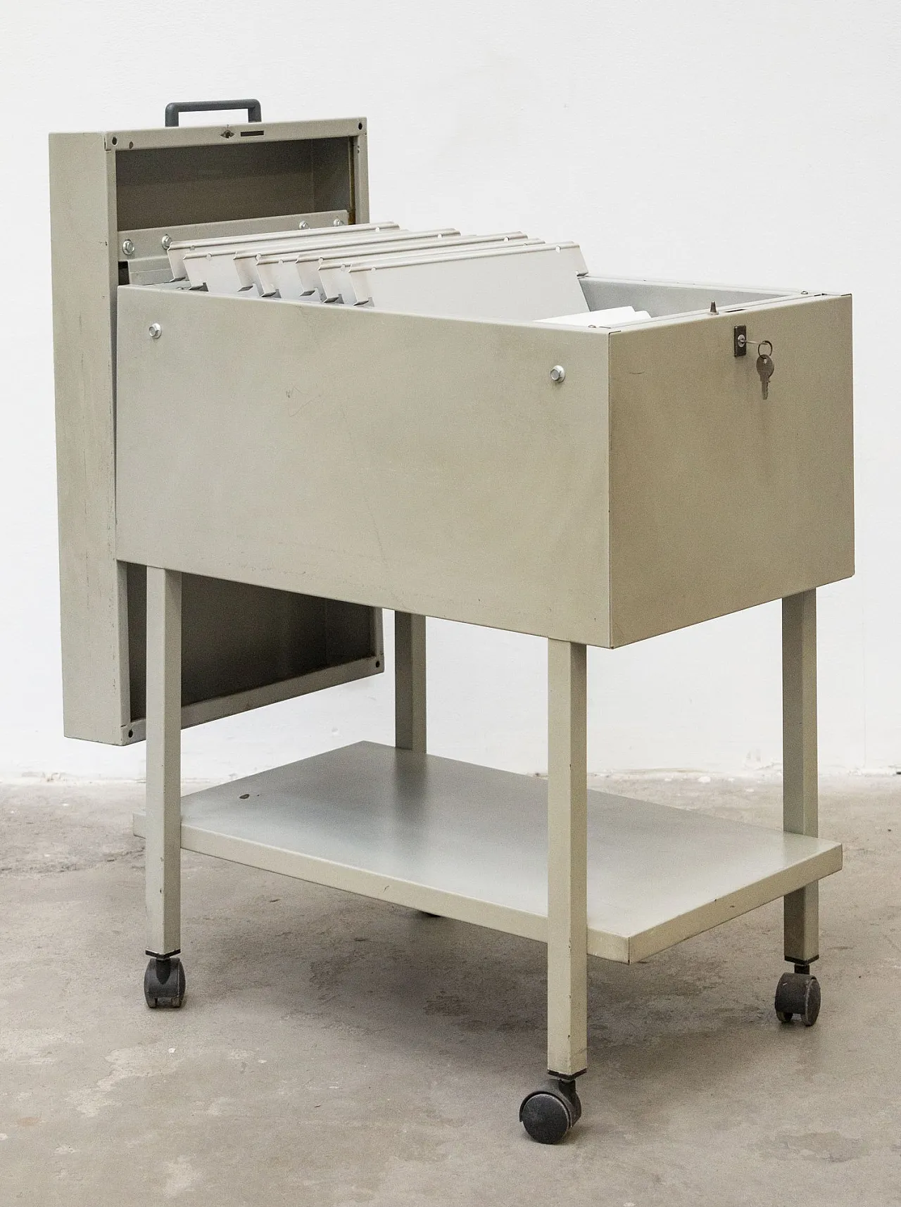 Metal filing cabinet with castors, 1960s | intOndo