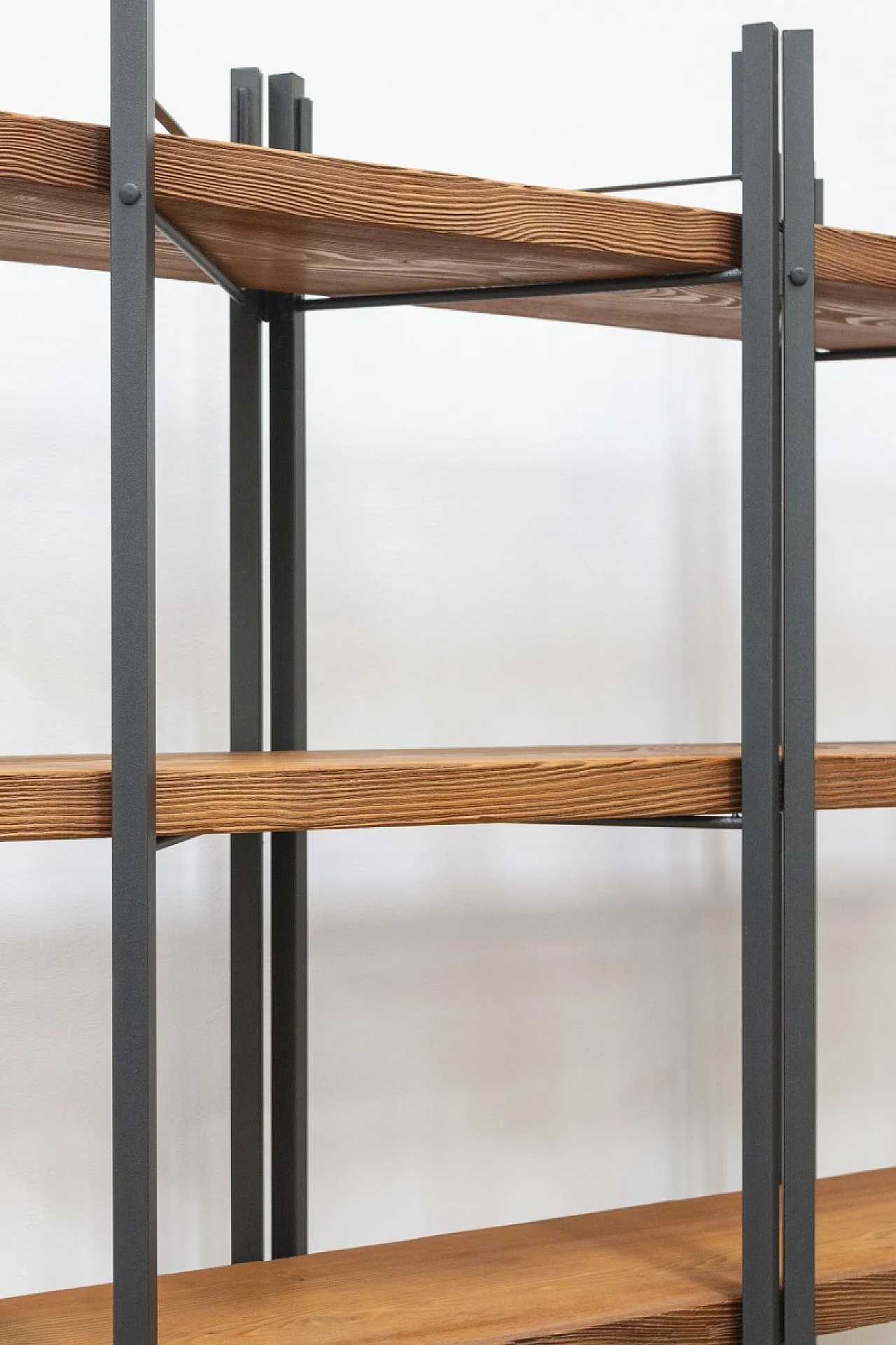 Artisan bookcase in iron and larch wood, 20th century | intOndo