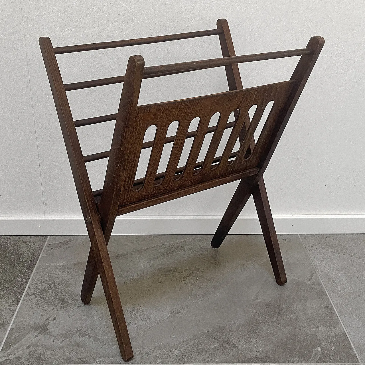 Folding wooden magazine rack from the 1960s | intOndo
