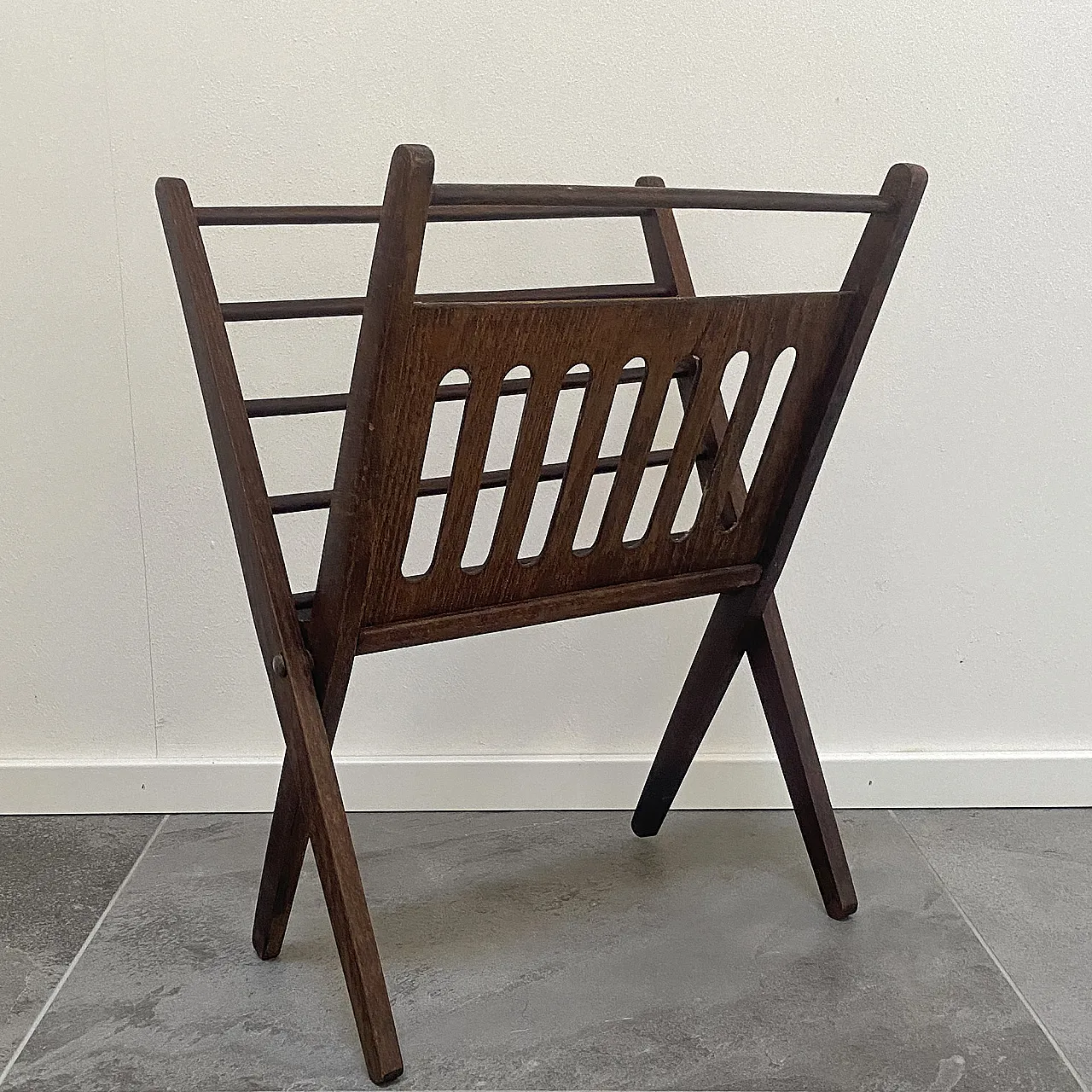 Folding wooden magazine rack from the 1960s | intOndo
