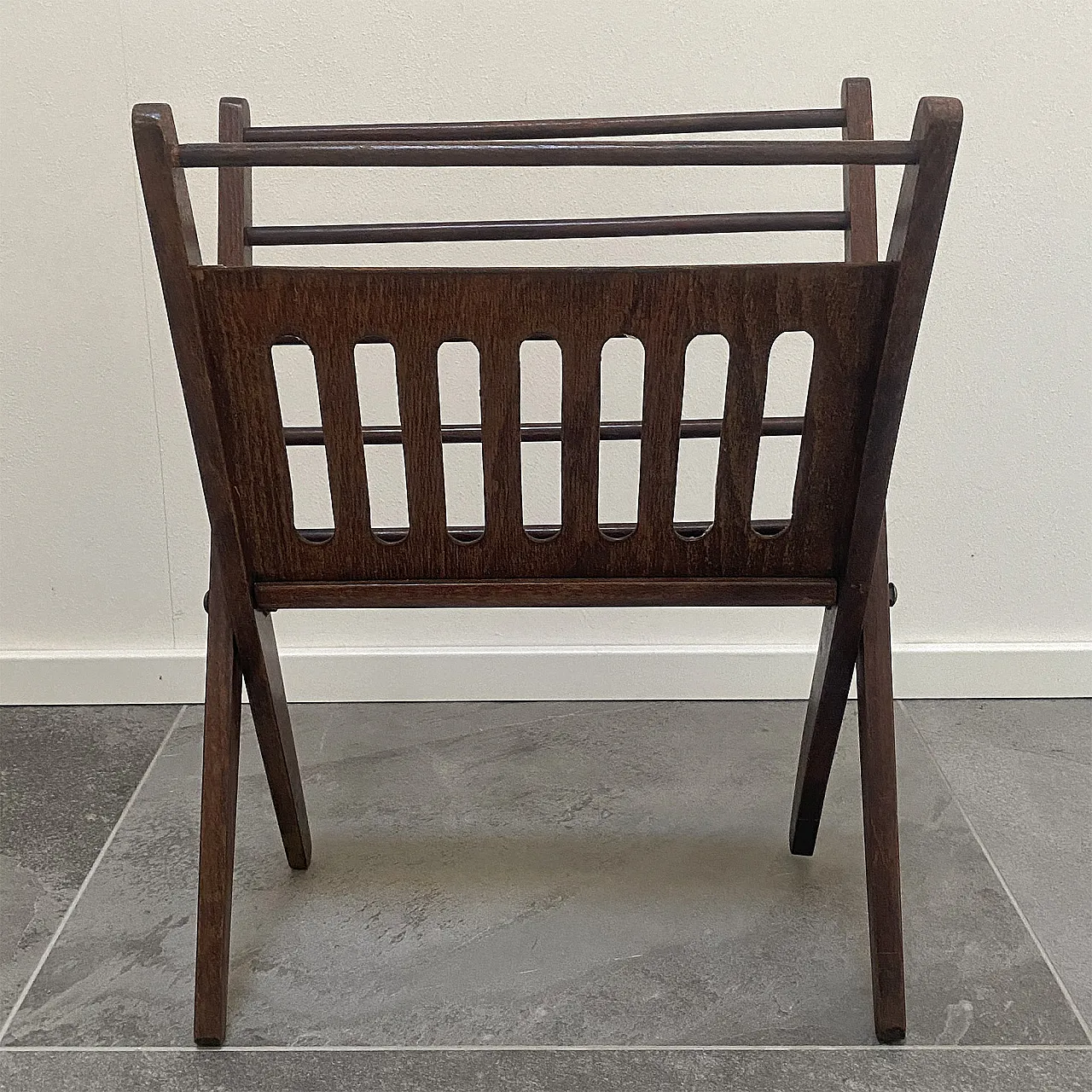 Folding wooden magazine rack from the 1960s | intOndo