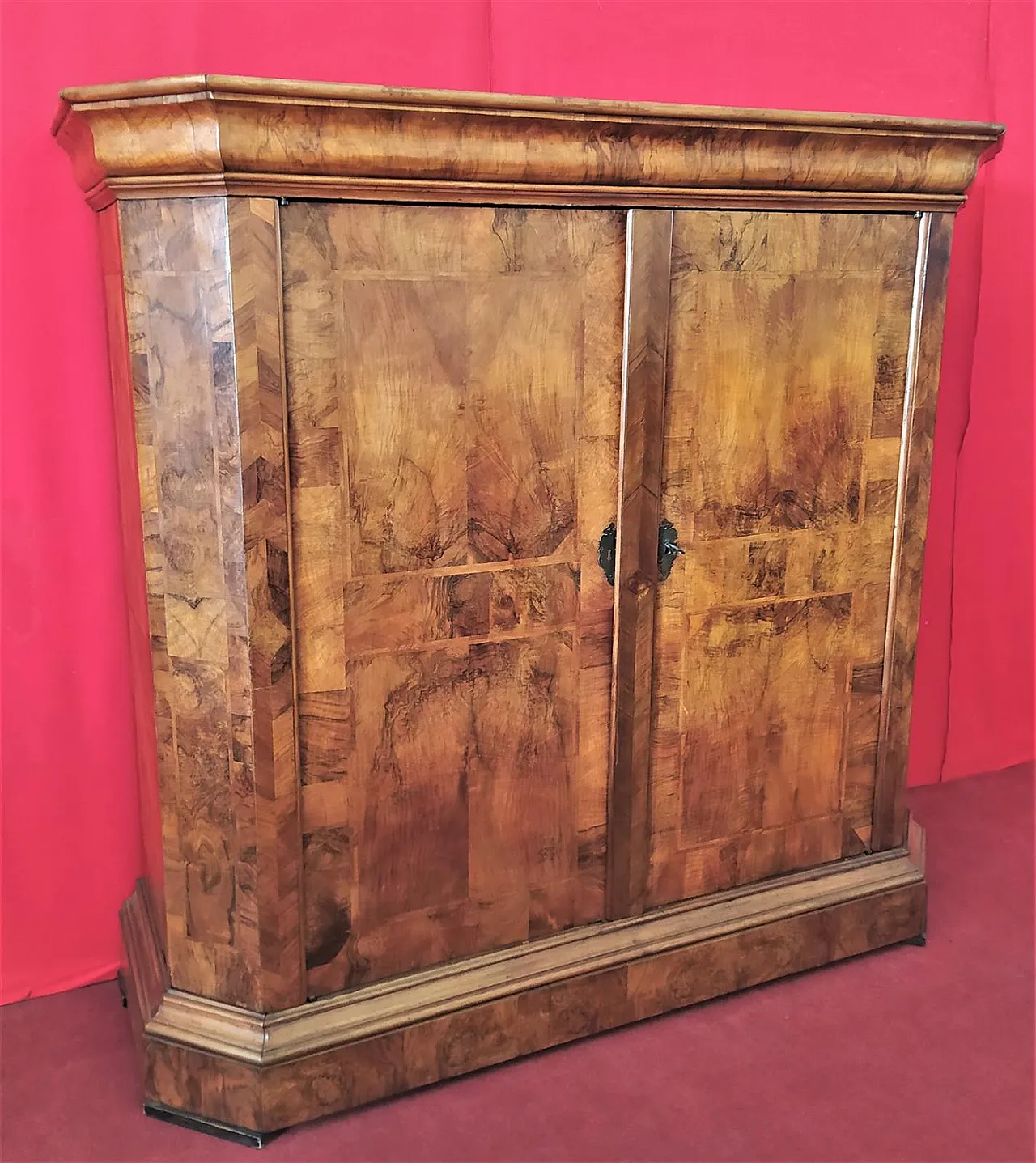 Two-door walnut burl cabinet, 19th century | intOndo