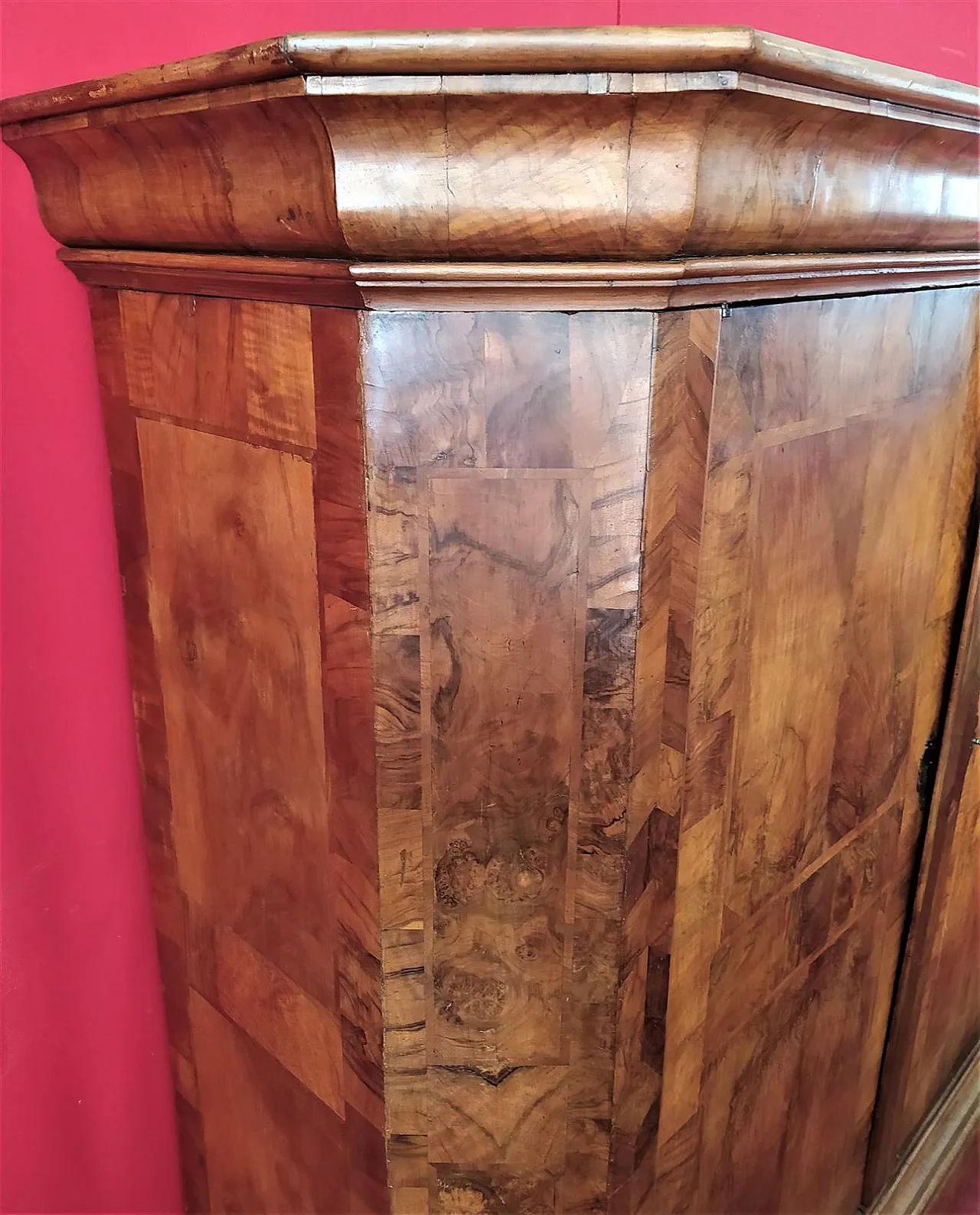 Two-door walnut burl cabinet, 19th century | intOndo