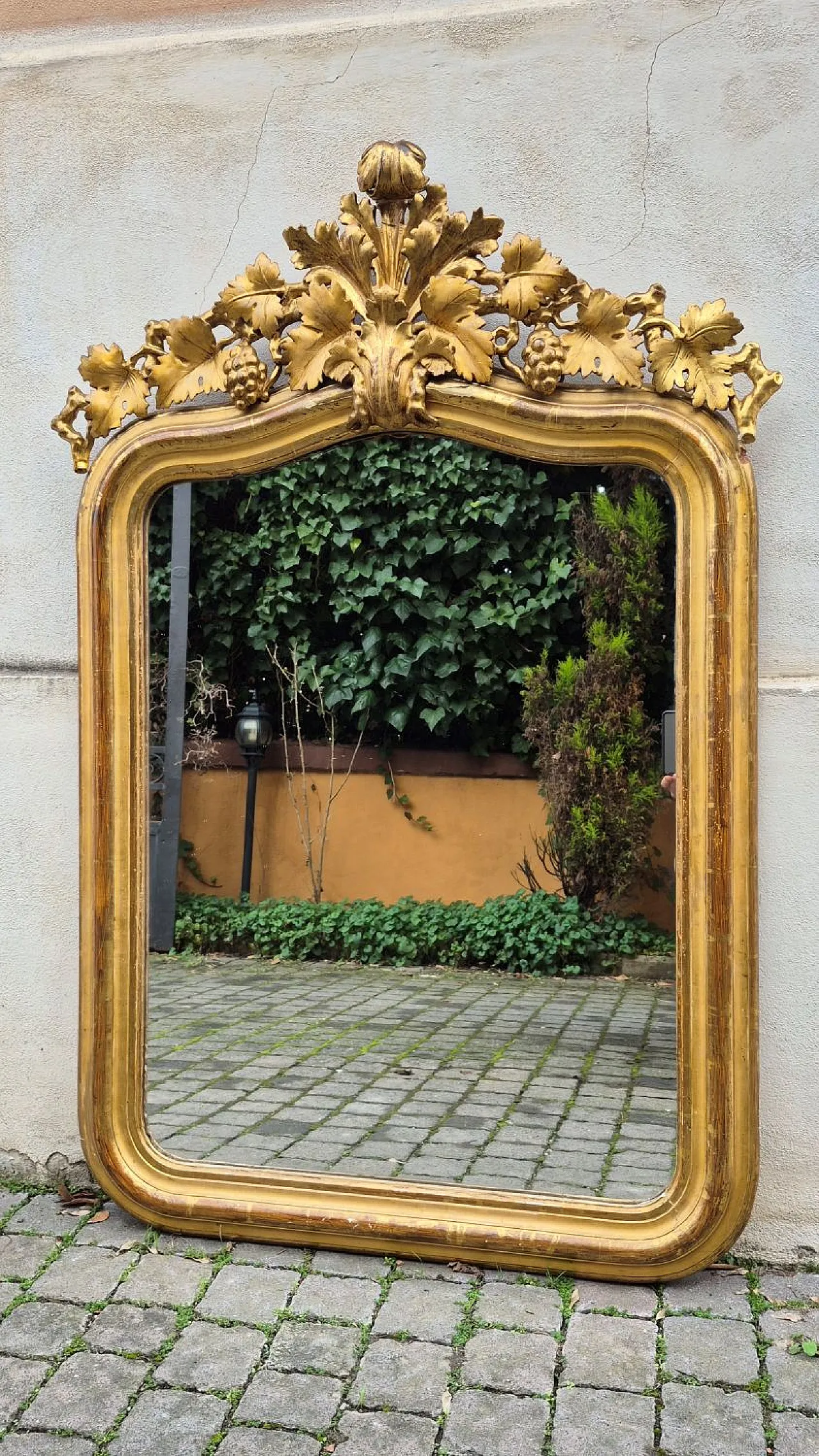 Mirror with vine shoot carving, 19th century | intOndo