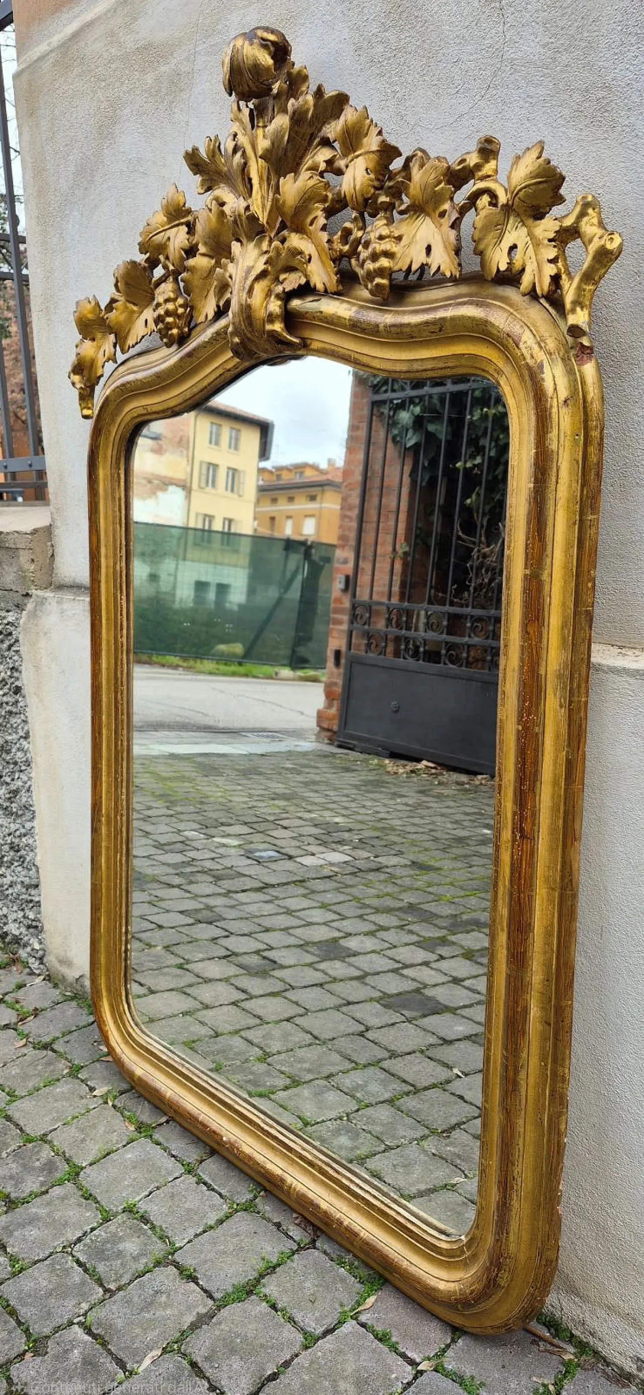 Mirror with vine shoot carving, 19th century | intOndo